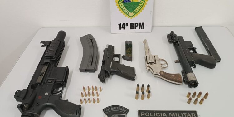 Polícia Militar resgata 10 reféns e prende criminosos fortemente ... Polícia Militar resgata 10 reféns e prende criminosos fortemente ...
